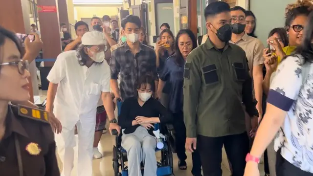 Pakai Kursi Roda, Amanda Mantan Pacar Mario Dandy Hadir Jadi Saksi di ...