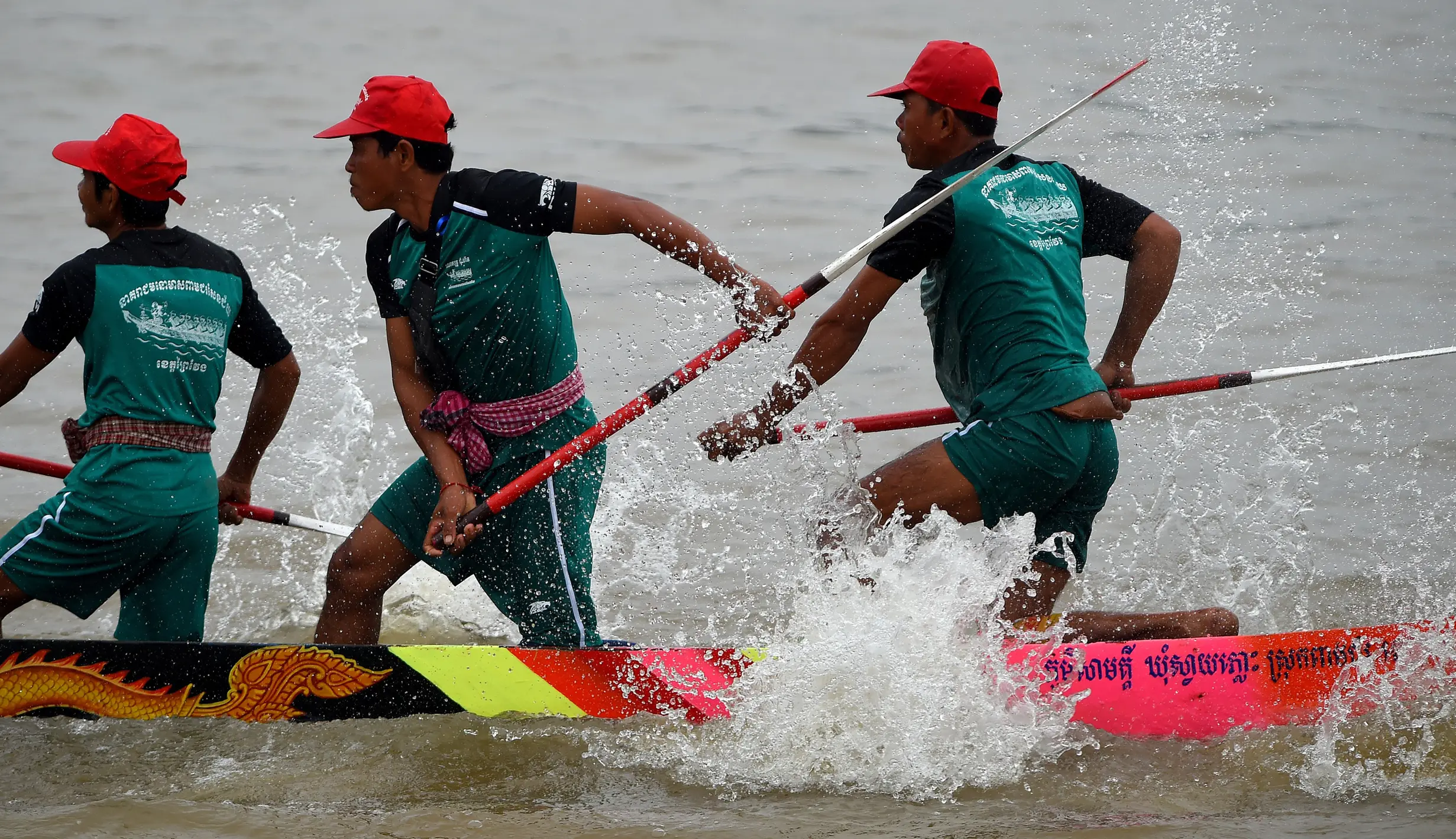 FOTO: Sengitnya Balap Perahu Naga di Festival Air Kamboja - Foto ...