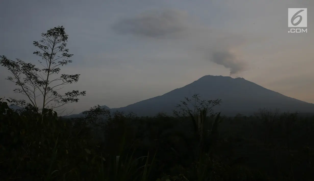 PHOTO: Gunung Agung Pagi Ini Kembali Keluarkan Asap Putih - Foto ...