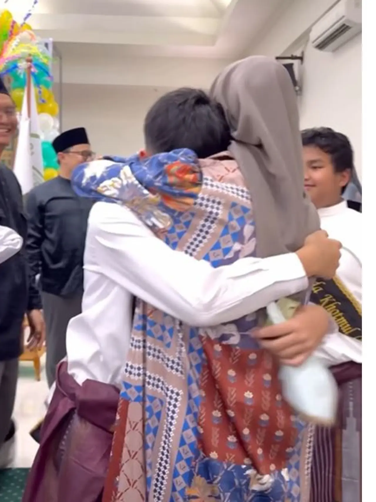 6 Momen Zio Anak Tommy Kurniawan Khatam Al-Qur'an, Haru Ditemani Ibu Sambung - Hot Liputan6.com