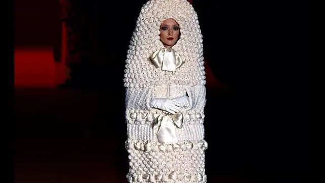 6 Outfit Absurd Warna Putih Ini Bikin Heran, Salah Satunya Berbahan Karung Beras - Hot Liputan6.com