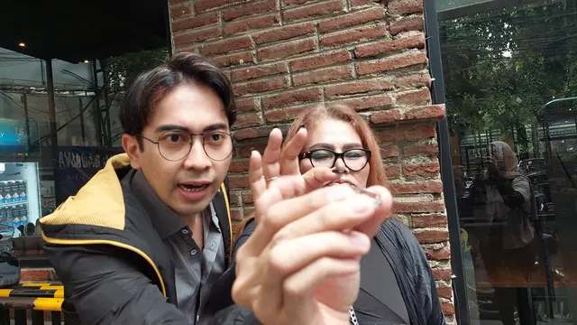 Eva Manurung dan Egi Fazri Pamer Cincin Couple, Bukti Keseriusan Jalin Asmara - ShowBiz Liputan6.com