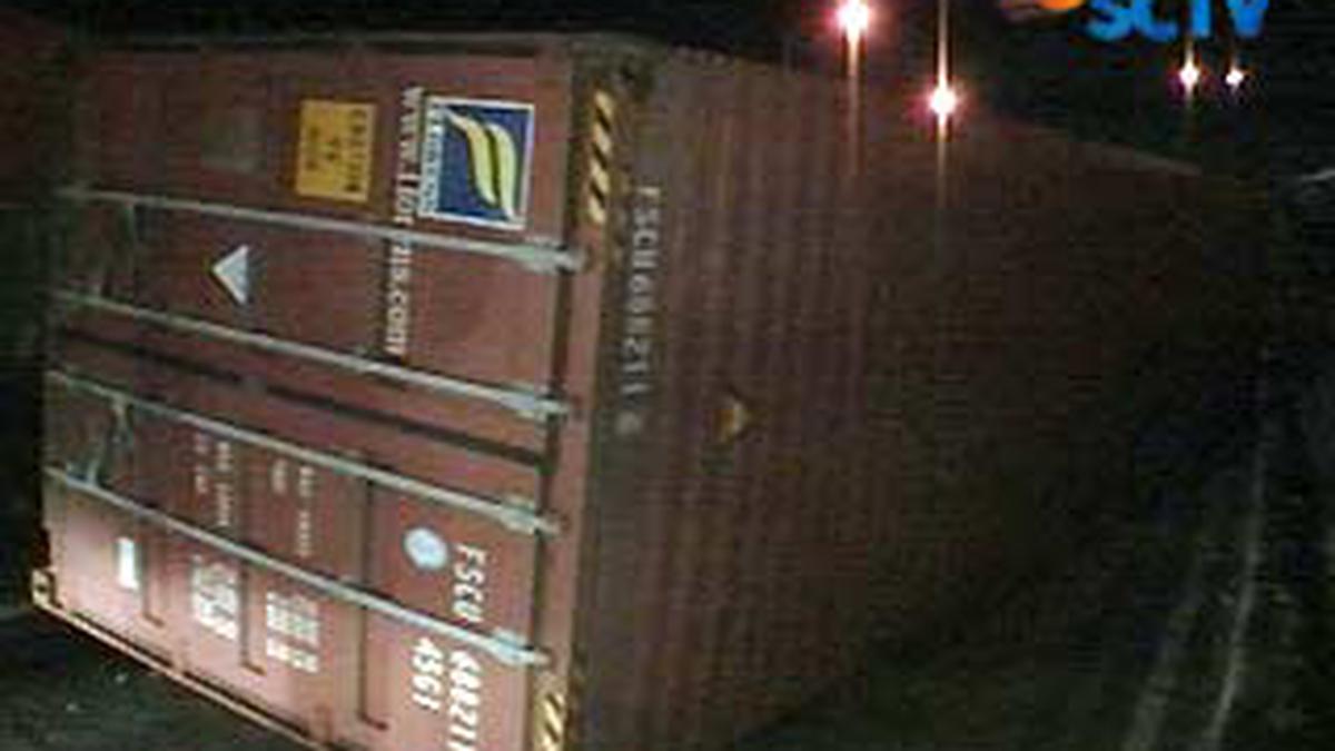 Kontainer Tabrak Pos Jaga Karcis Tol Padalarang - News Liputan6.com