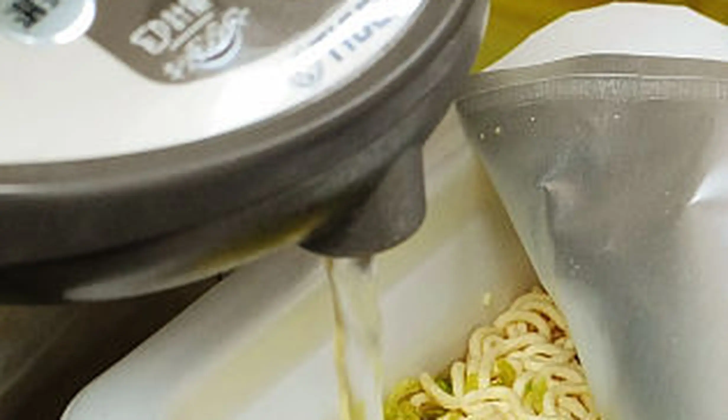 Langkah Membuat Mie Instan Super Pedas Yang Bikin Lapar - Photo Fimela.com