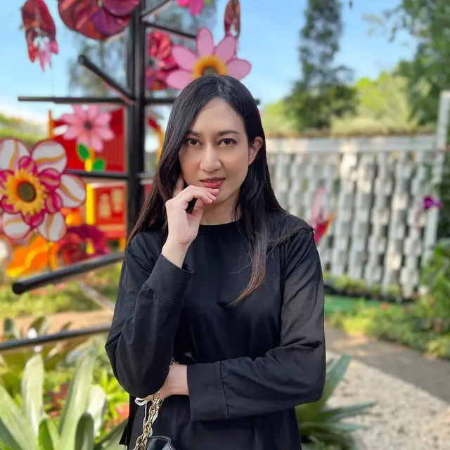 6 Potret Terbaru Helmalia Putri, Masih Betah Melajang di Usia 41 Tahun ...