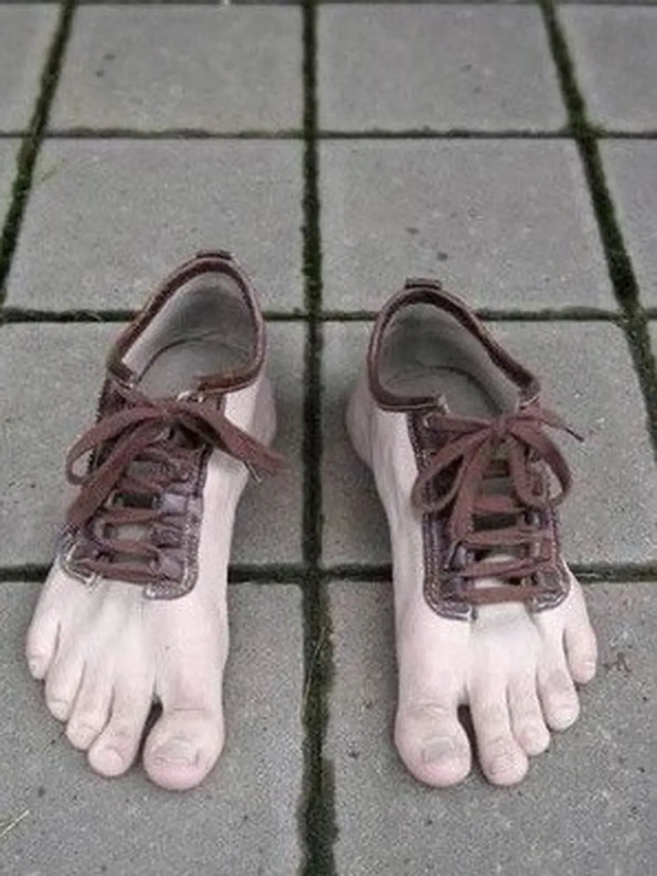 6 Modifikasi Sepatu Ini Kelewat Unik, Enggak Habis Pikir - Hot Liputan6.com