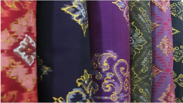 Mengenal Tenun Endek Bali, Fungsi, Motif, dan Proses Produksinya - Hot ...