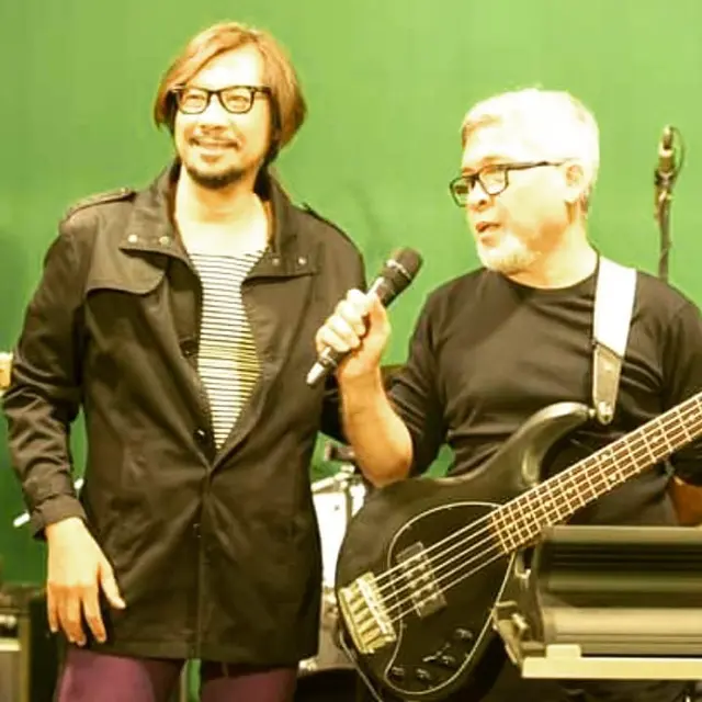 6 Potret Arry Syaff Vokalis Band Cockpit Yang Meninggal Sabtu 12 ...