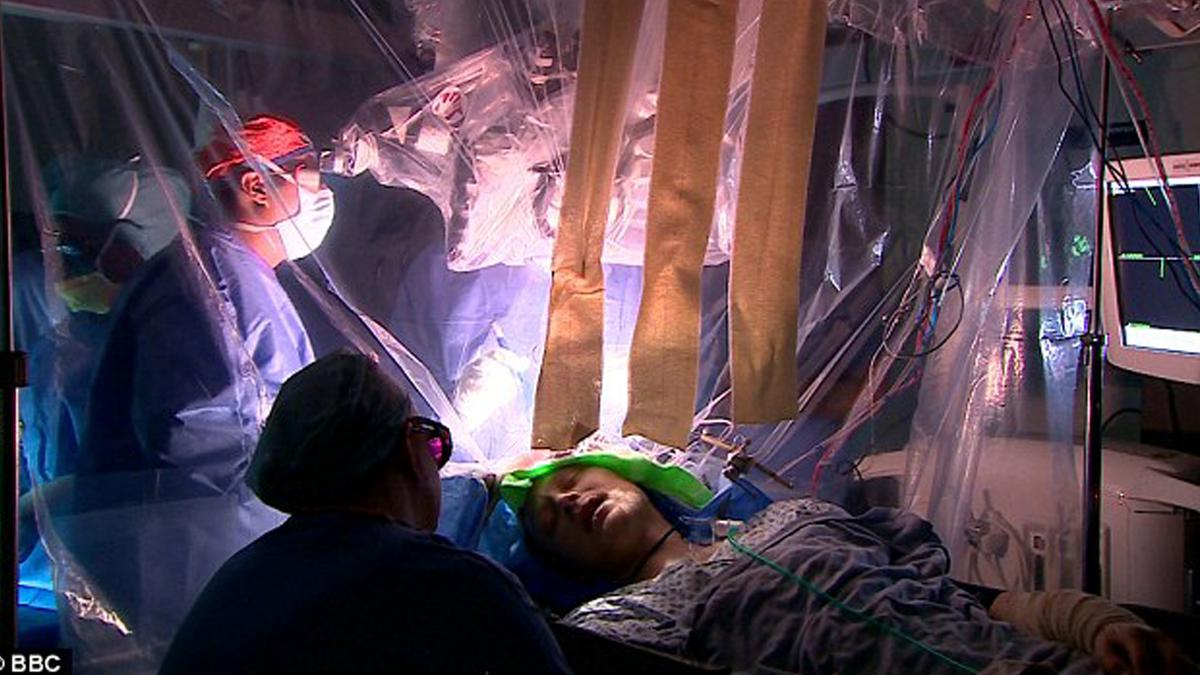 Mahasiswa Ini Menyanyi Selama Operasi Otak dengan Laser - Health ...