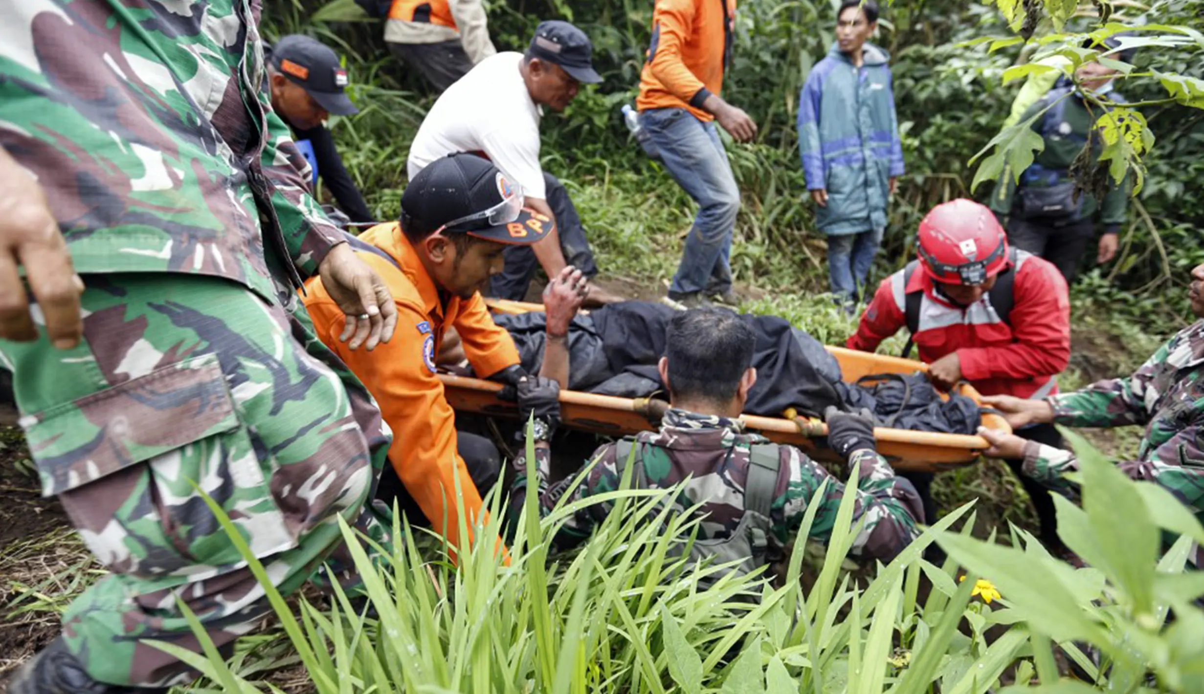 Proses Evakuasi Para Pendaki Korban Erupsi Gunung Marapi - Foto ...
