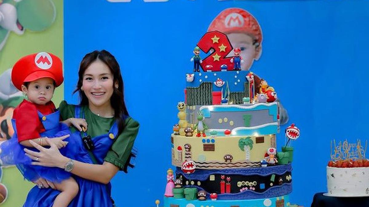 6 Gaya Ayu Ting Ting Kompak dengan Bilqis Kenakan Kostum Luigi, Saat Rayakan Ulang Tahun ...