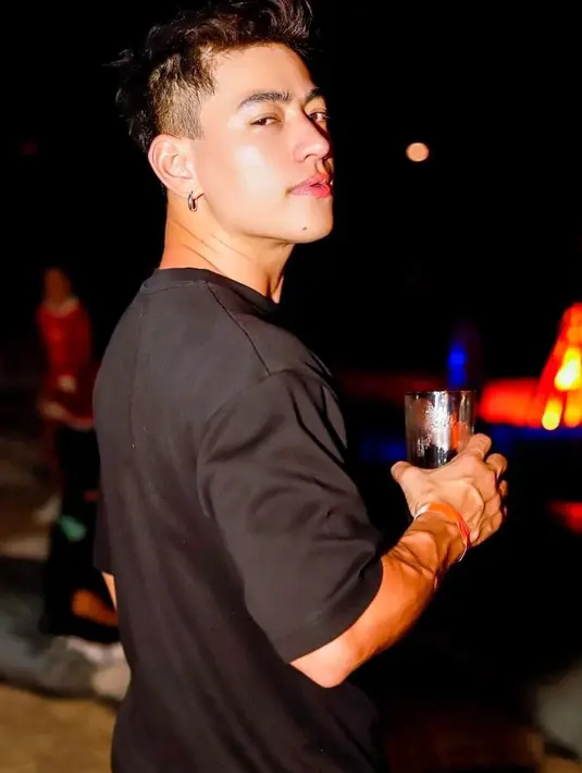 Potret Zee Keenan, Transgender Thailand Berdarah Indonesia yang Makin ...