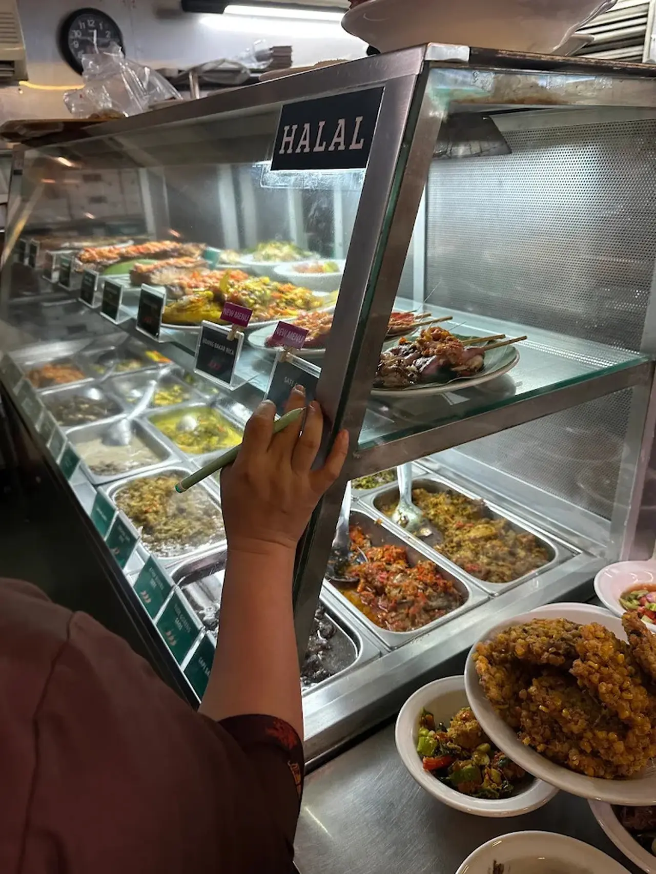 16 Tempat Makan Enak di Sekitar SCBD Jakarta Selatan 2025: Lengkap Menu ...