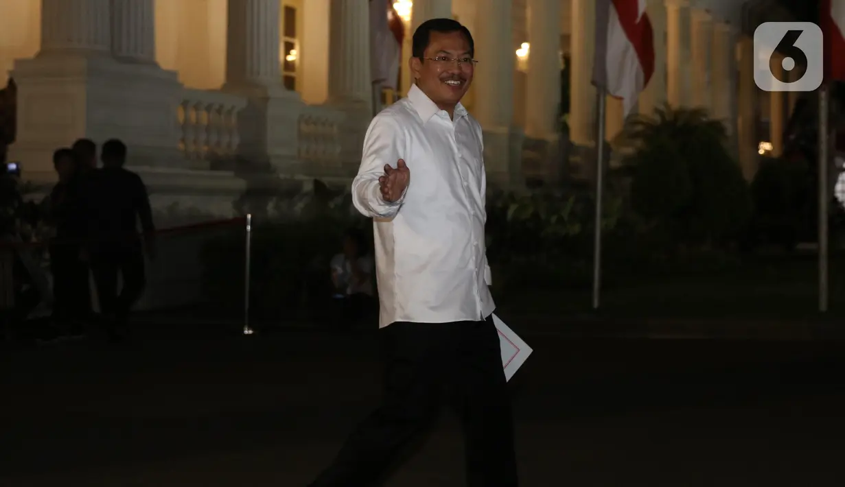 FOTO: Dokter Terawan Tinggalkan Istana dengan Senyum - Foto Liputan6.com