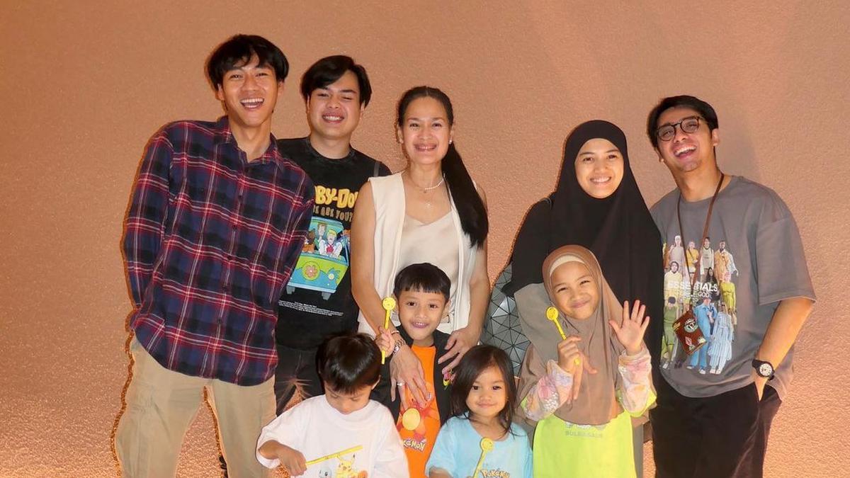 Satu Keluarga Awet Muda, Ini 6 Potret Donna Harun Bersama Anaknya ...