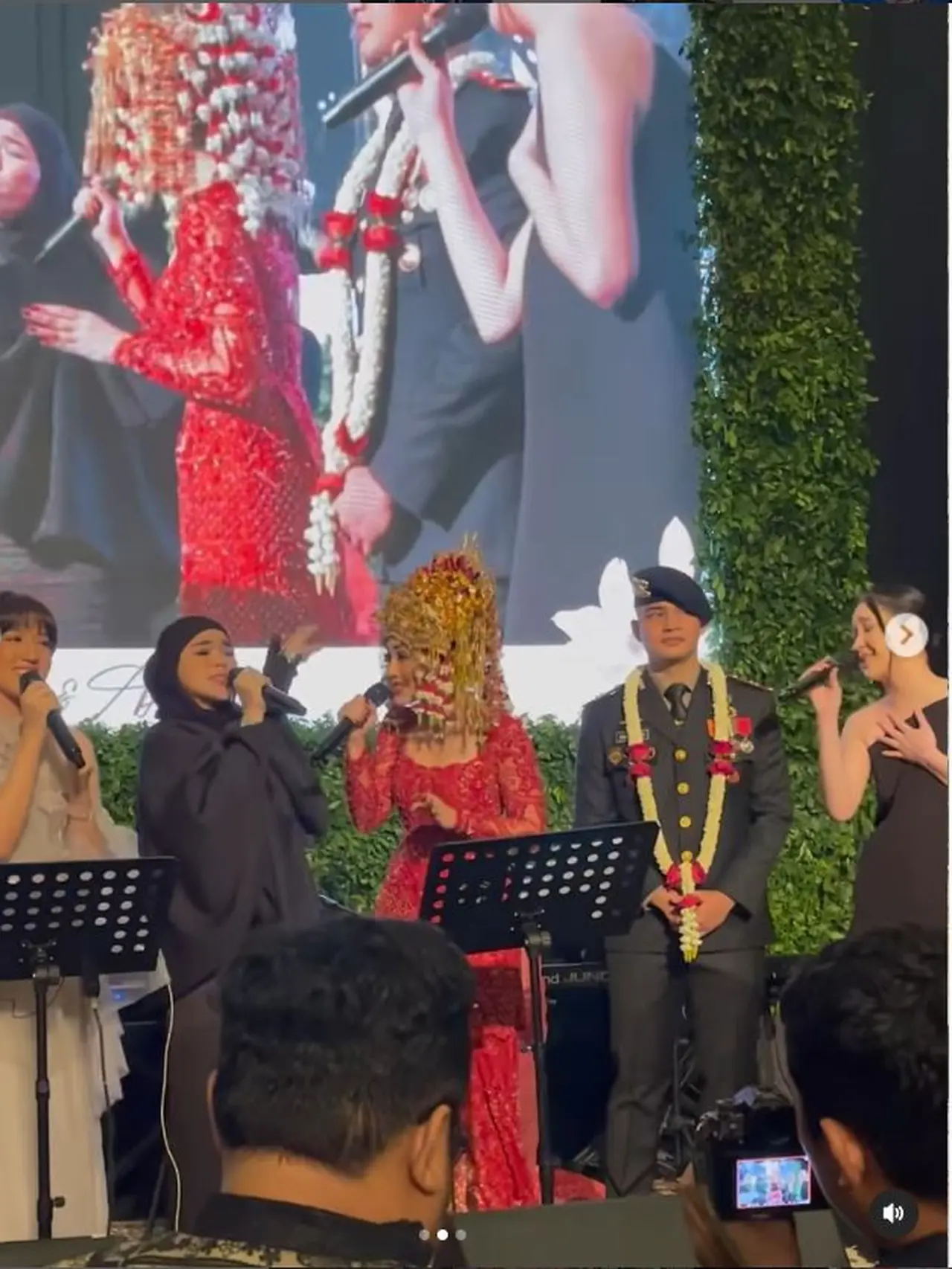 Ditunggu Penggemar, Ini 6 Potret Anggota Blink Reuni di Pernikahan ...