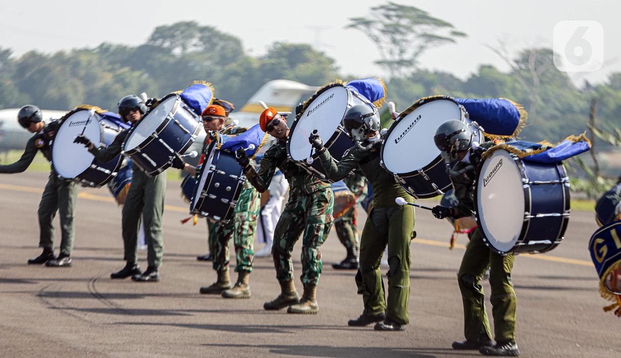 Aksi Defile Pasukan dalam HUT ke-77 TNI AU - Foto Liputan6.com