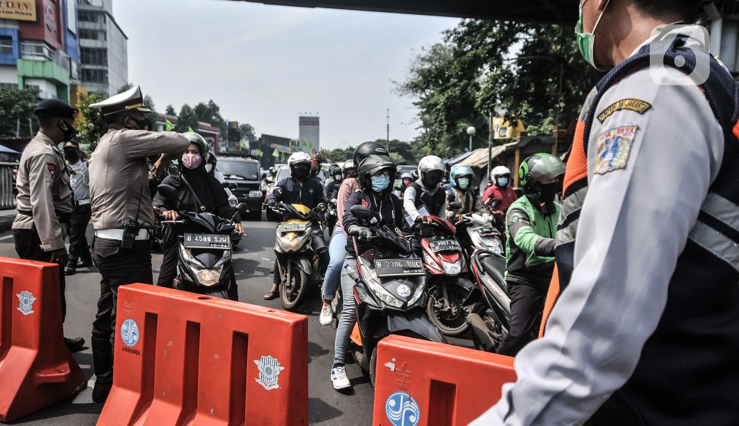 FOTO: Suasana Penyekatan PPKM Darurat di Jalan Basuki Rahmat - Foto Liputan6.com