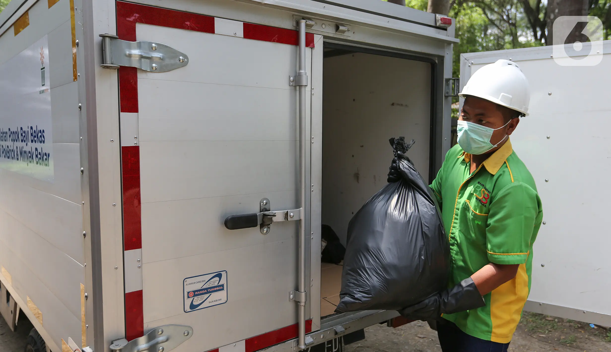 FOTO: Melihat Proses Daur Ulang Popok Bayi Bekas Pakai - Foto Liputan6.com