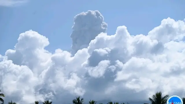 Gunung Ibu Erupsi Lagi, Semburkan Abu Vulkanik 1.000 Meter, Perhatikan Radius Bahaya! - Regional ...