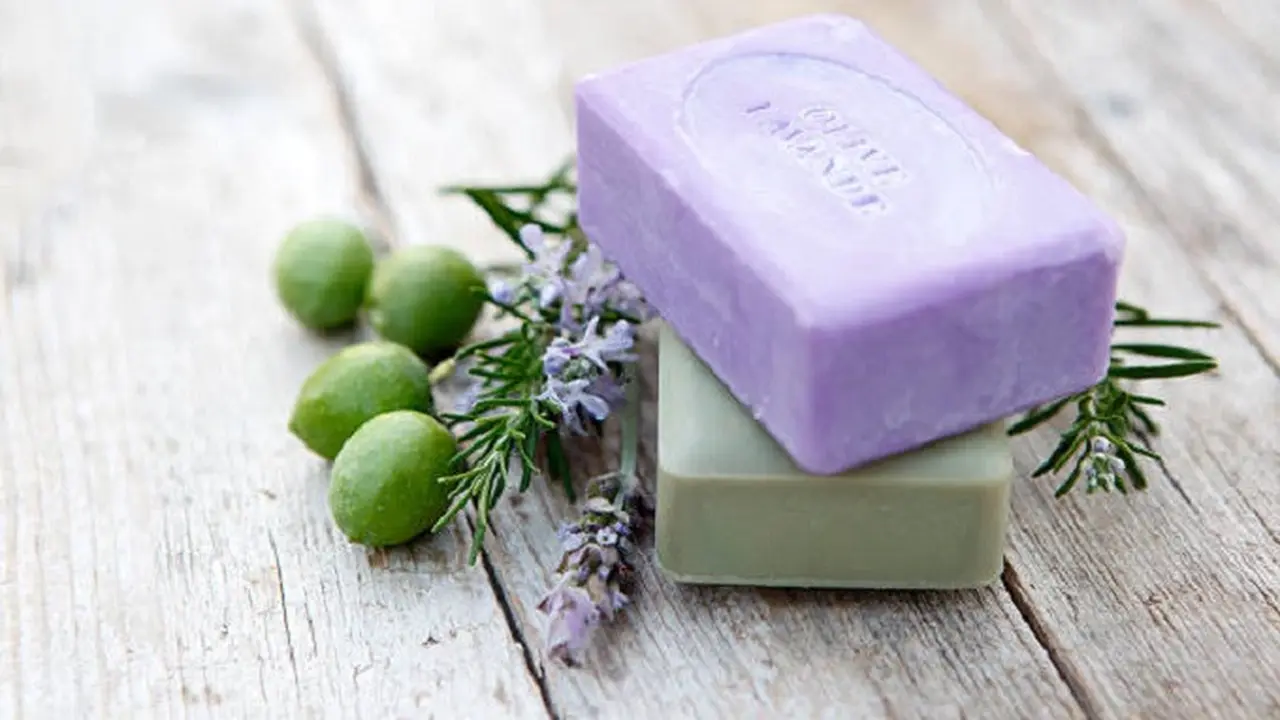 Sabun Batang vs Sabun Cair, Ini Kelebihan dan Kekurangannya pada Kulit ...