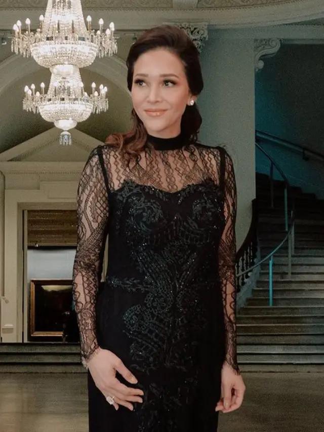 15 Model Dress Brokat Terbaru untuk Tampil Menawan di 2025, Modis