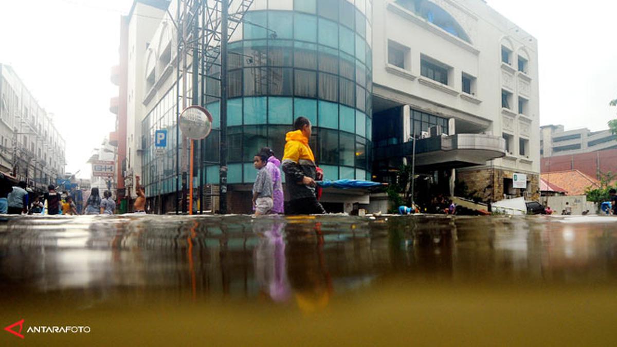 Basement Bekasi Hypermall Kembali Terendam Banjir 3 Meter - News ...