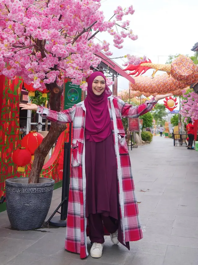 8 Inspirasi Gamis dengan Outer ala Oki Setiana Dewi, dari Gaya Formal hingga Streetwear ...