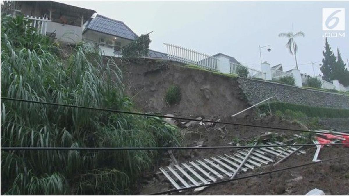 VIDEO: Longsor Puncak, Tebing 20 Meter Runtuh