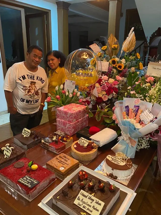 7 Potret Mesra Hotman Paris dan Istri yang Jarang Tersorot - Hot Liputan6.com