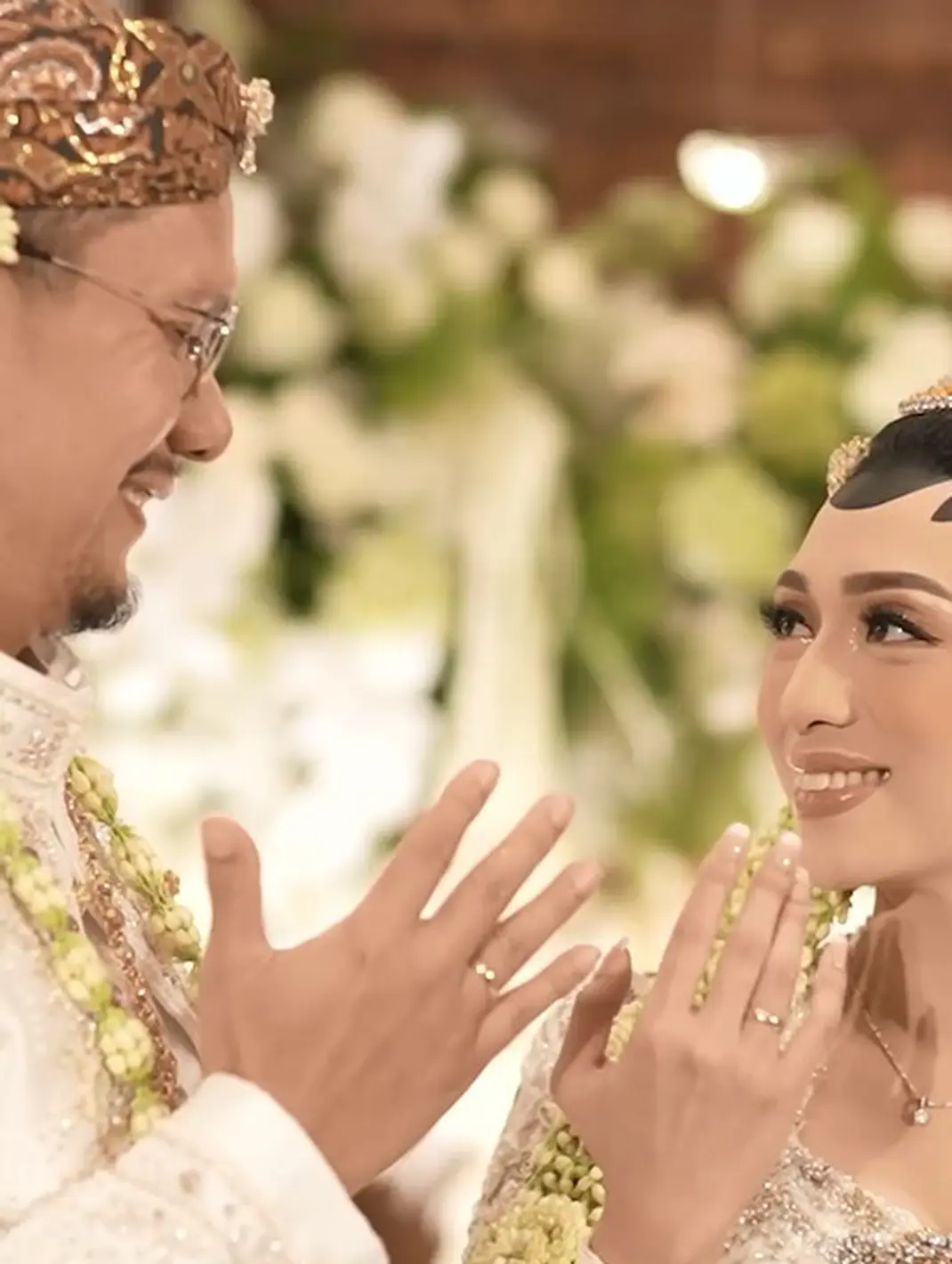 10 Potret Estetik Pernikahan Angga Puradiredja dan Dewi Andarini ...