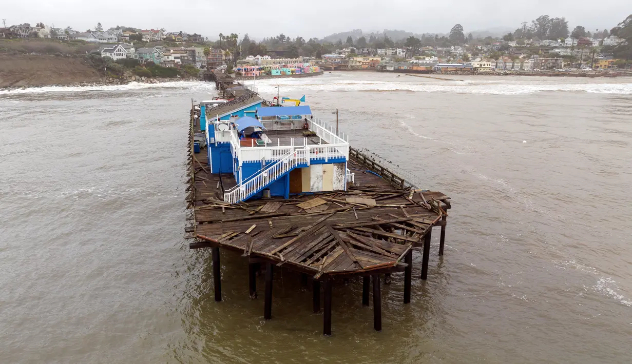 Badai Bom Rusak Dermaga di California - Foto Liputan6.com