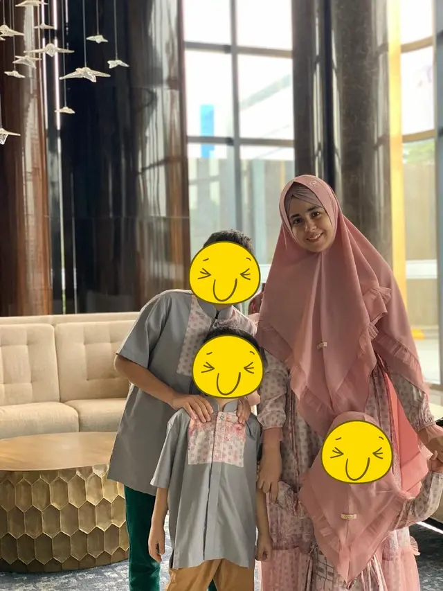 Tak Ingin Bahas Suami, Ini 6 Potret Risty Tagor Asuh Ketiga Anaknya ...