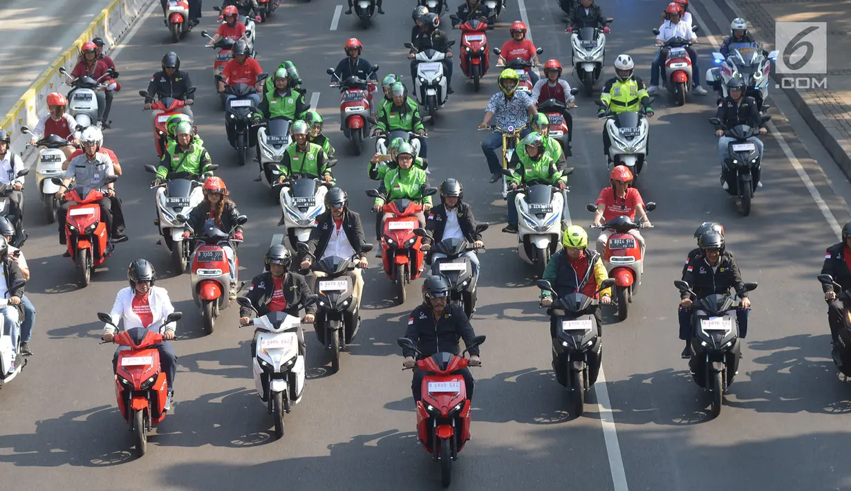 FOTO: Aksi Luhut Pandjaitan Hingga Budi Karya Konvoi Motor Listrik ...