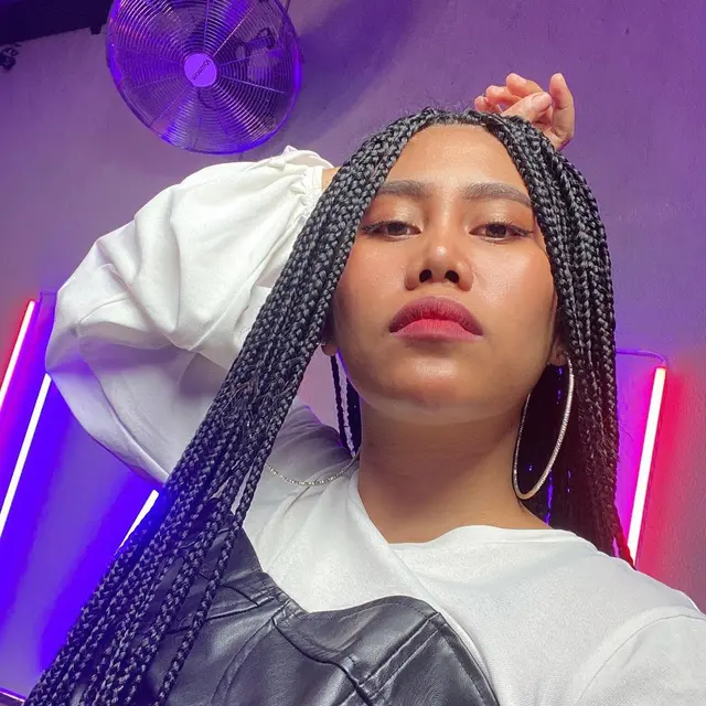 6 Potret Evi Masamba dengan Gaya Rambut Cornrow, Bikin Pangling - Hot ...