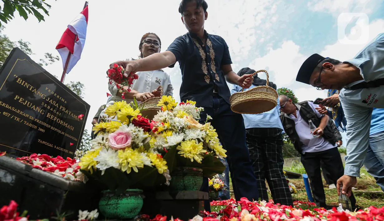 Ziarah Makam Pejuang Reformasi Peringati Tragedi 12 Mei 1998 - Foto ...