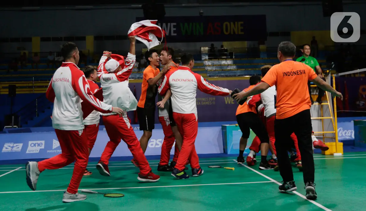 FOTO: Hajar Malaysia, Tim Bulutangkis Beregu Putra Raih Medali Emas SEA Games - Foto Liputan6.com