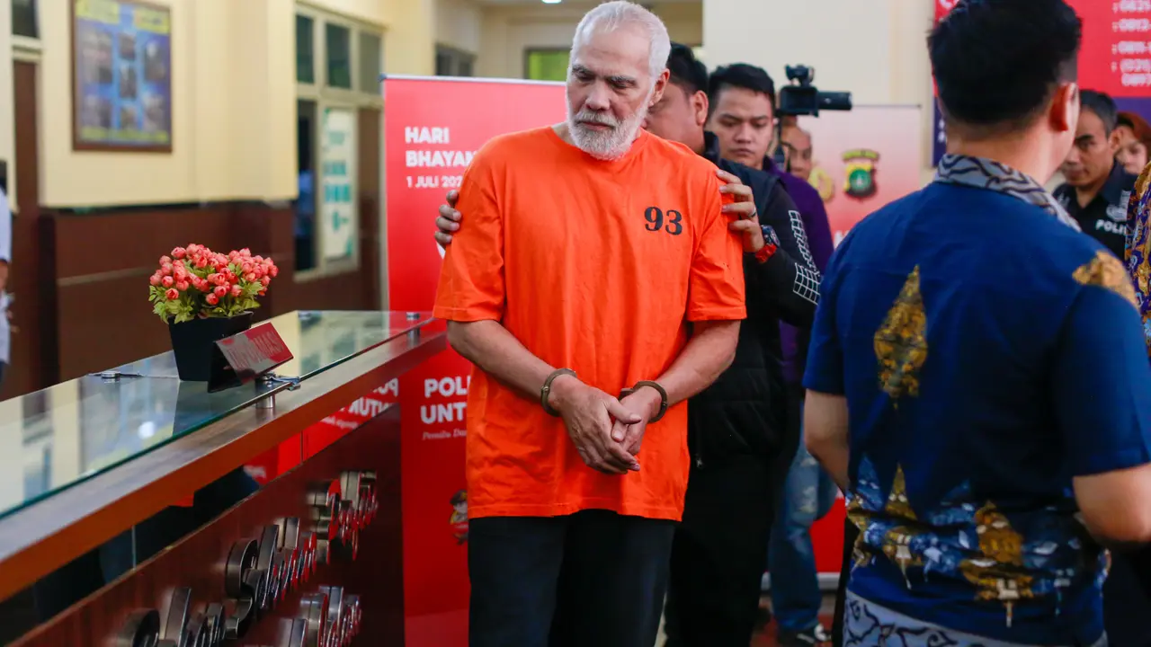 Potret Aktor Senior Pierre Gruno Pakai Baju Tahanan Nomor 93 dengan ...