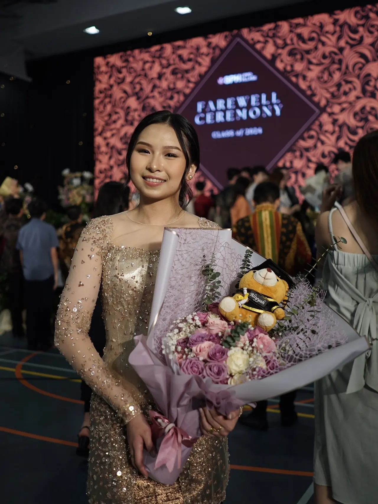 7 Potret Wisuda Aliyyah, Adik Sisca Kohl yang Pakai Kebaya Ini Tampil ...