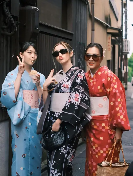 Potret Menawan Ranty Maria Pakai Kimono, Kenangan Liburan di Jepang ...