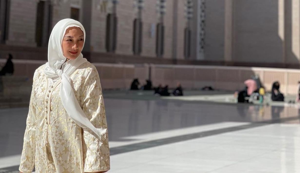 Penampilan Tata Cahyani Mantan Istri Tommy Soeharto Saat Umrah Bikin Pangling Foto 