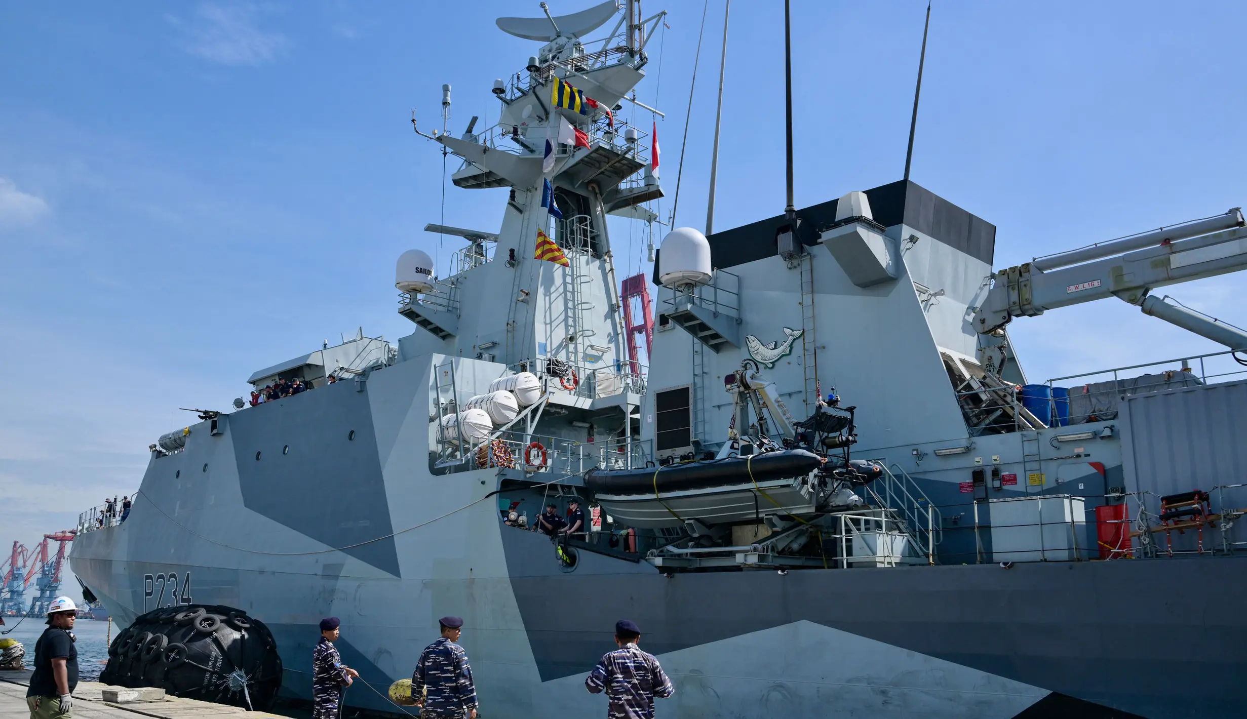 Perkuat Kerja Sama Militer, Kapal Angkatan Laut Inggris HMS Spey Berlabuh di Jakarta - Foto ...