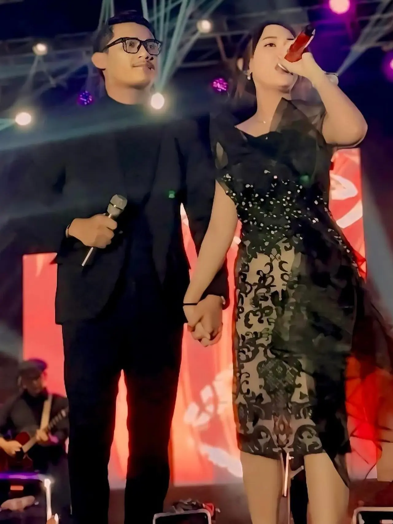 8 Potret Romantis Happy Asmara dan Gilga Sahid di Panggung, Sebut Sudah Sah - Hot Liputan6.com