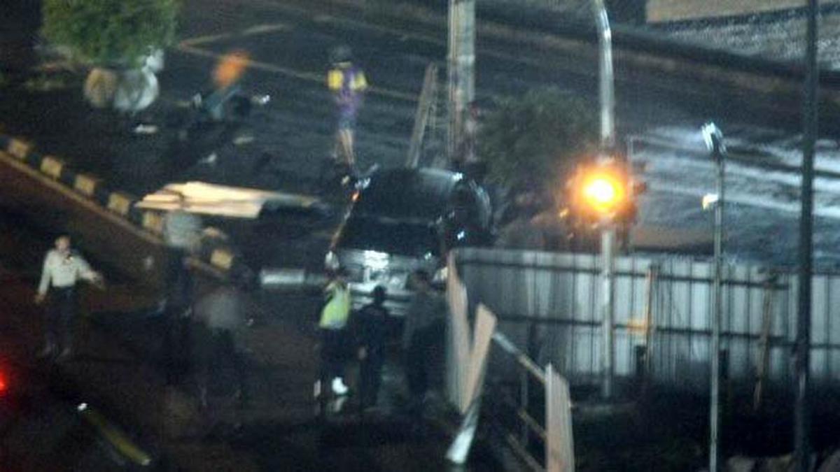 Kijang Innova Tabrak Tiang di Bundaran HI - News Liputan6.com