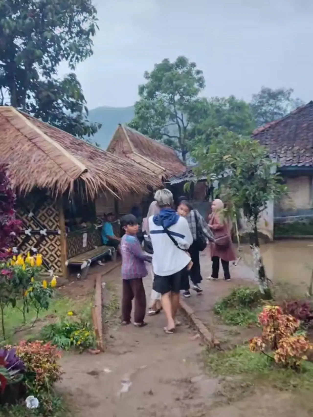 7 Potret Kondisi Rumah Abah Jajang Rusak Usai Viral, Keindahannya ...