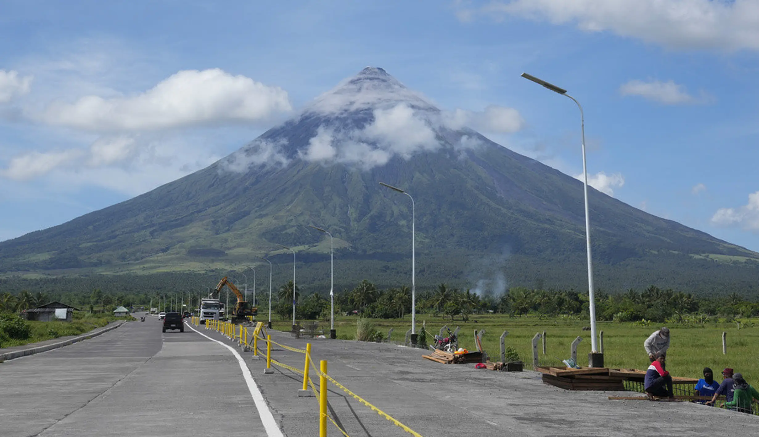 Gunung Berapi Paling Aktif di Filipina Erupsi, Ribuan Warga Diungsikan ...