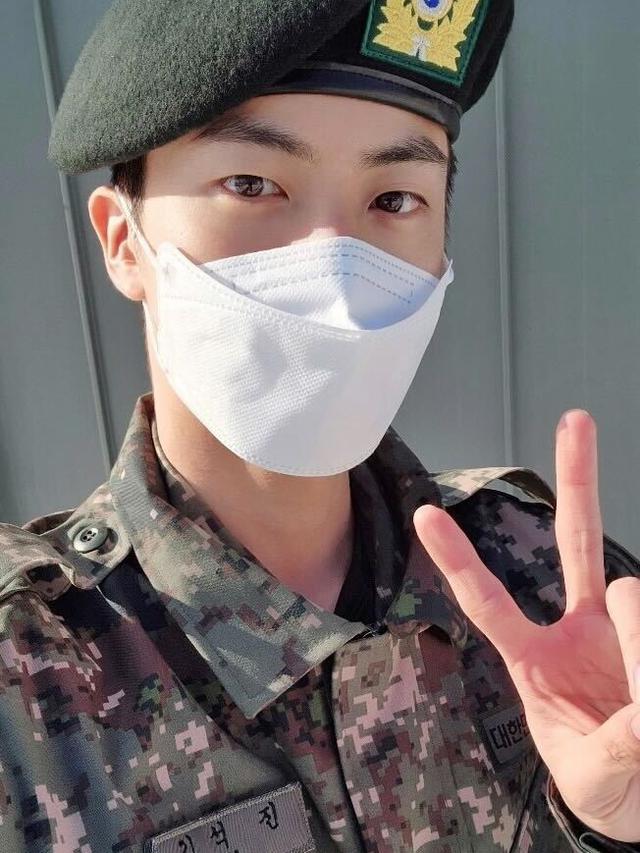 Jin BTS Berpose dengan Seragam Tentara, Laporan ke ARMY soal Kondisinya ...