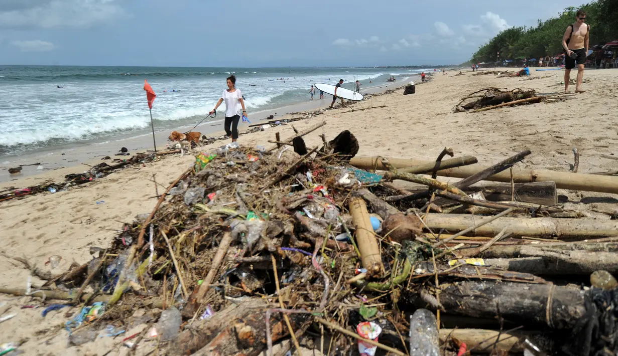 FOTO: Pantai Kuta Dikotori Sampah Kiriman - Foto Liputan6.com