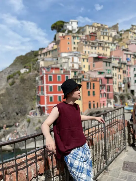 Potret Faul LIDA Liburan Keliling Eropa, Tampil Keren Pakai Topi - Foto ...