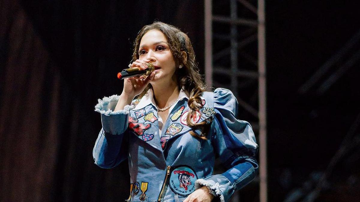 Maia Estianty tak Bisa Move On, Lihat Gaya Yuki Kato Nonton Duo Maia ...